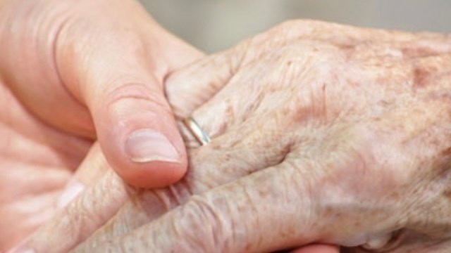 Pétition · Stop à l’or gris ! Respect de nos aînés en maison de ...