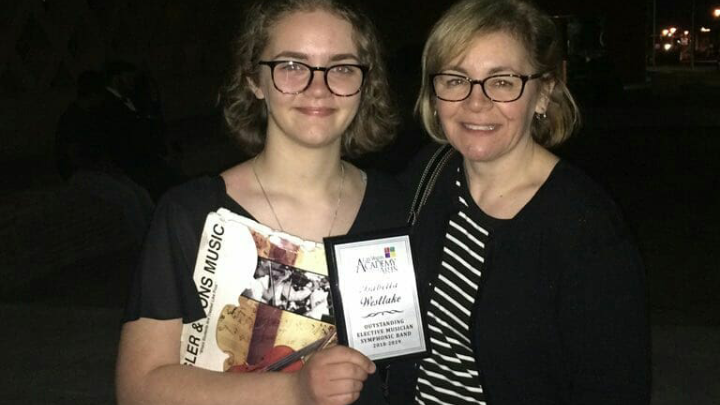 Petition · LET IZZY DYE HER HAIR - United States · Change.org