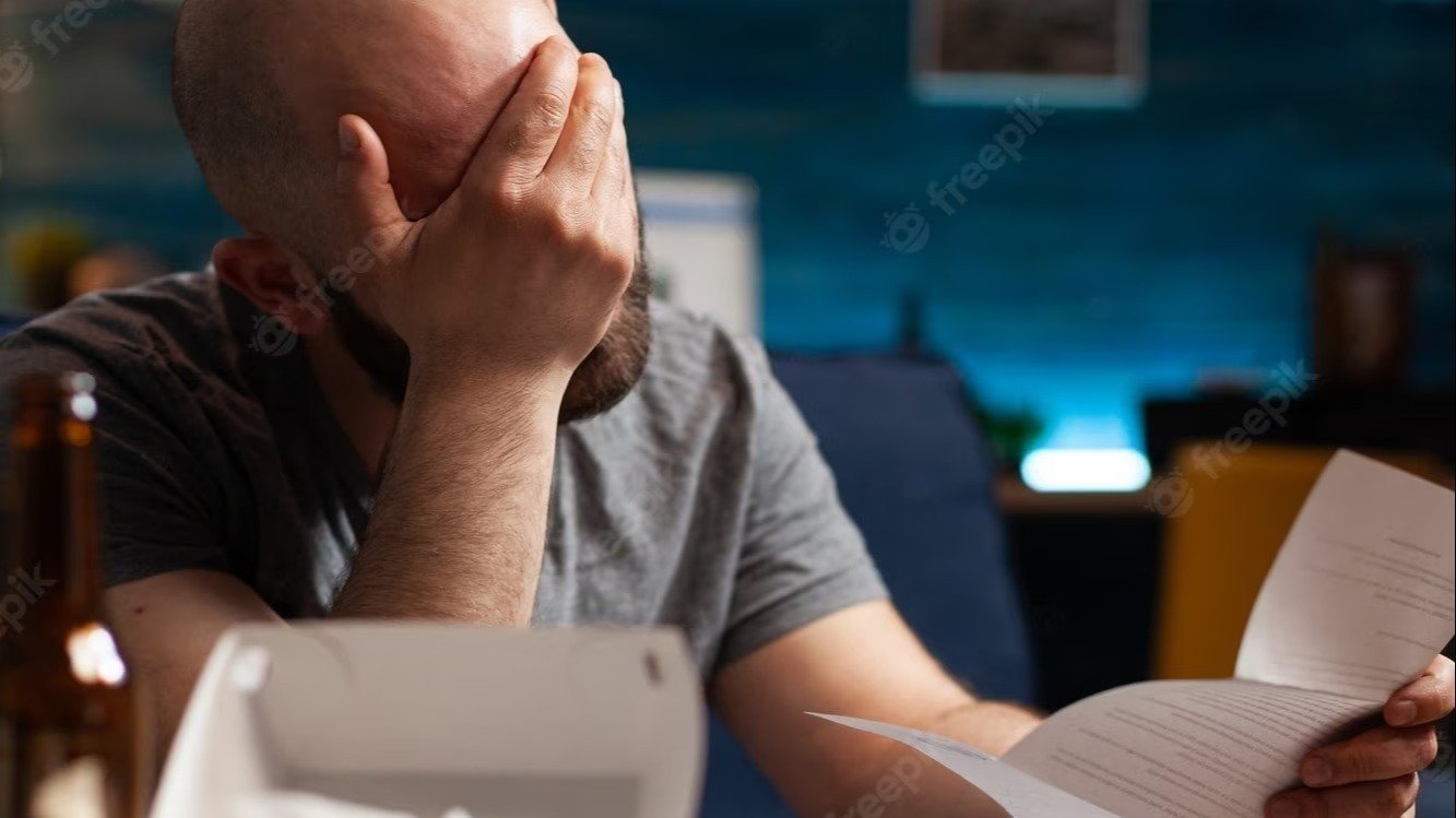 Petición · Exigimos a una persona capacitada en cada Banco para atender ...