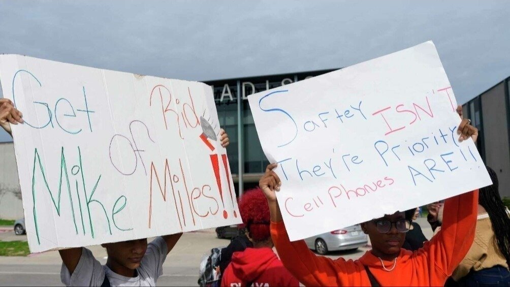 Petition · End the Electronic Device Ban in Texas Schools - United ...