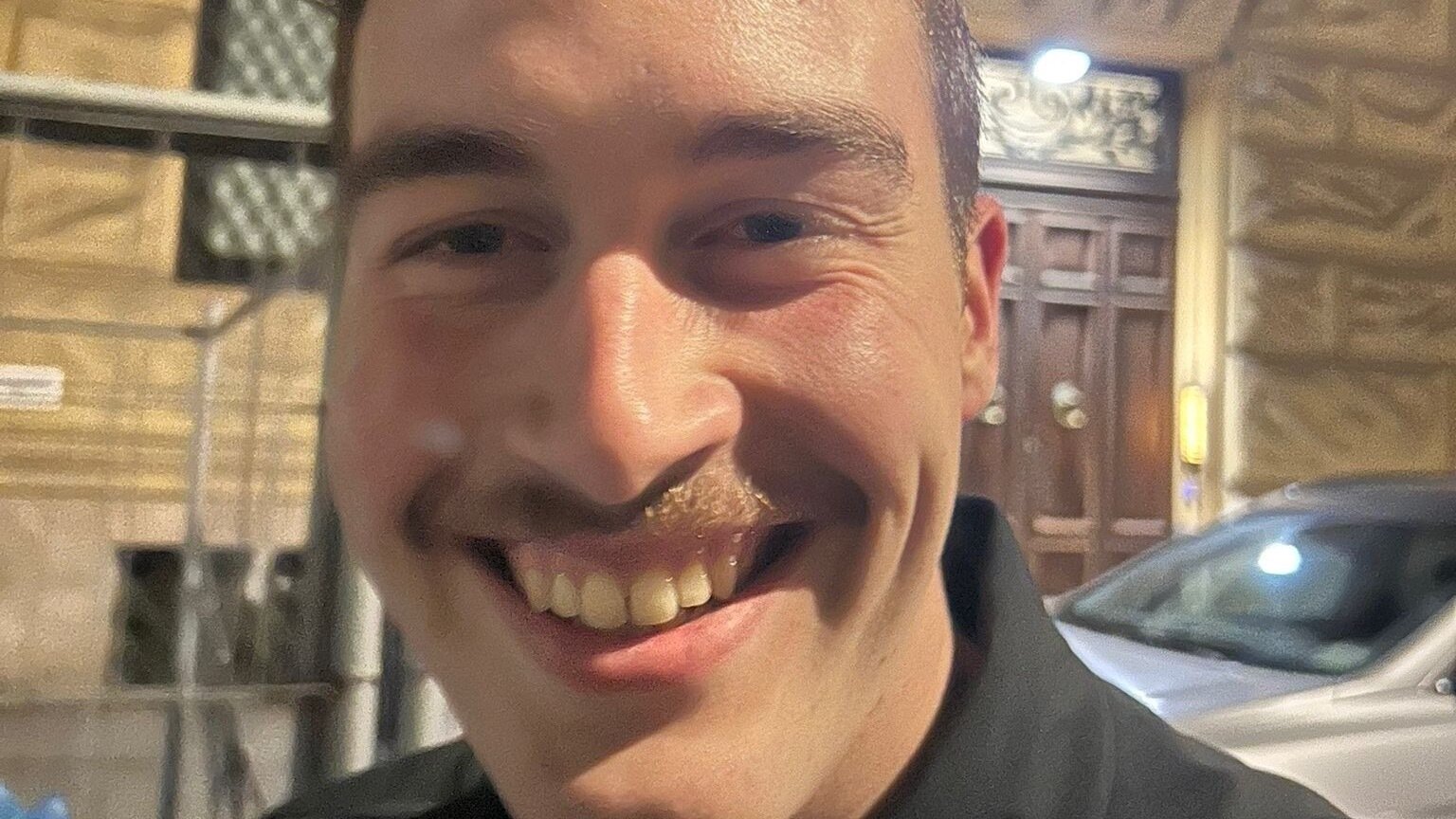 Petizione · Fermate il baffo di Giuliano - Genoa, Italia · Change.org