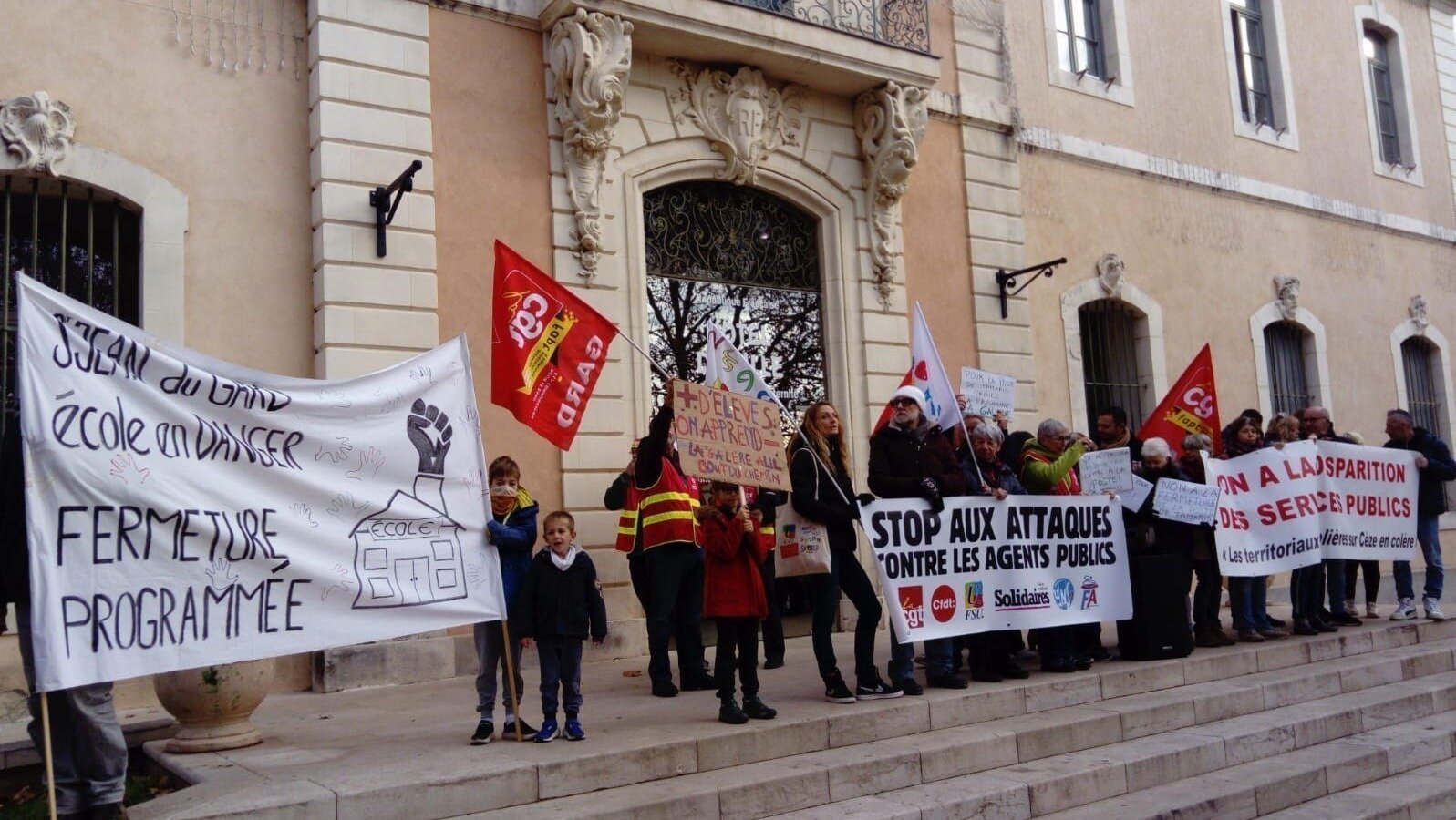 Pétition · PETITION CONTRE LA FERMETURE DE 2 CLASSES A SAINT-JEAN-DU ...