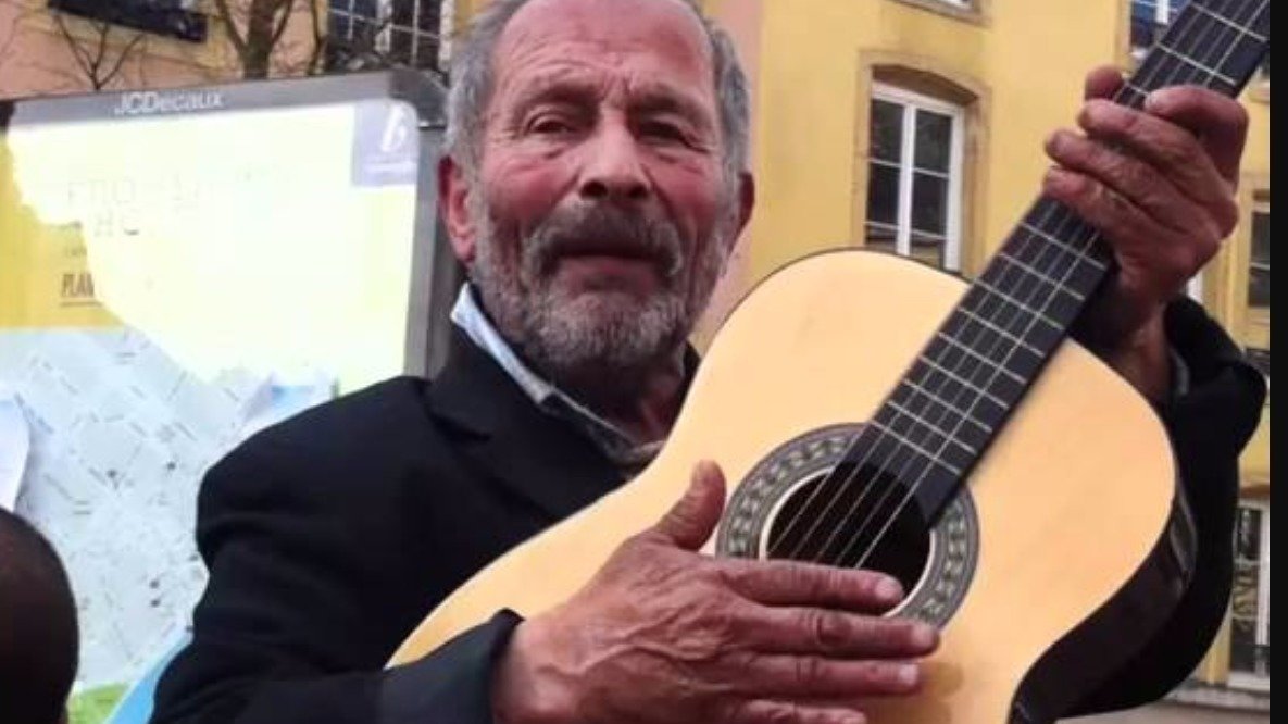 Pétition · Une guitare neuve pour Manolo - France · Change.org