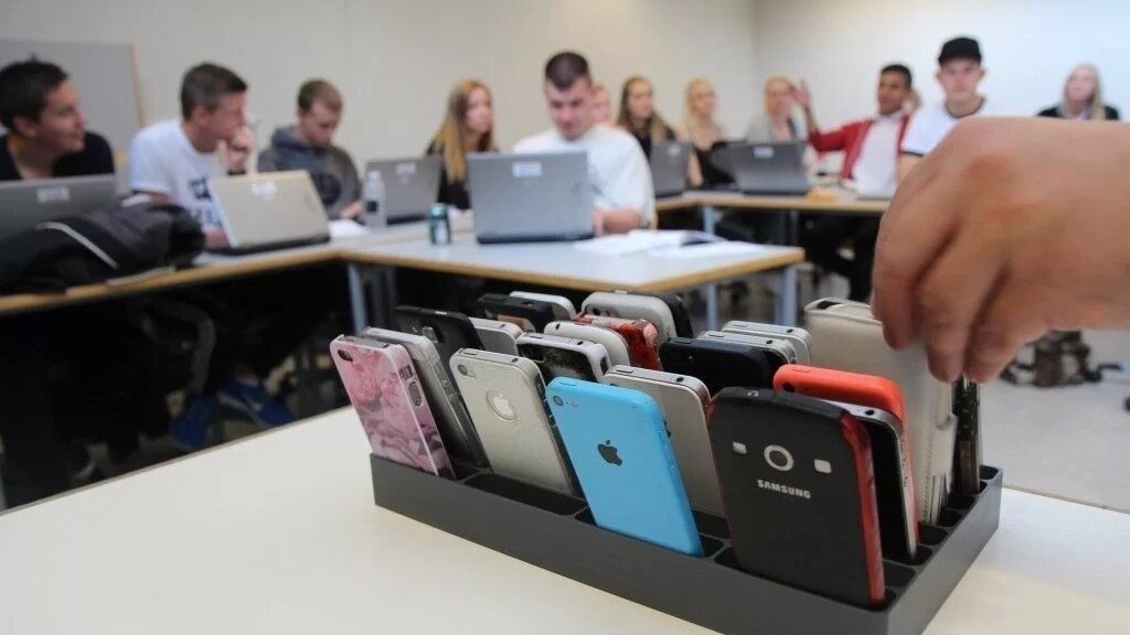 Petition · Ban cell phone ban at school - Norway · Change.org
