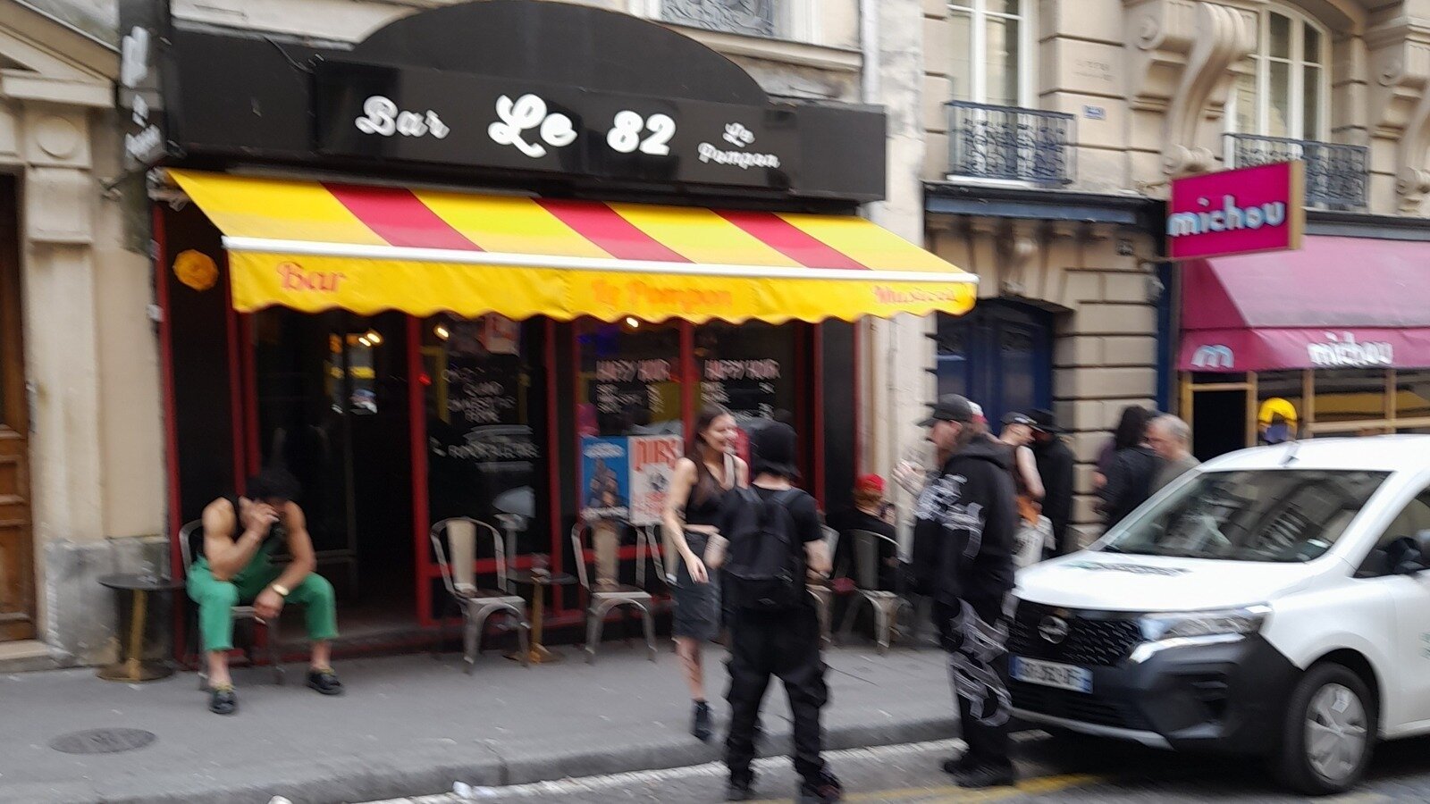 Pétition · Fermeture définitive du bar Le Pompon/Le 82, 82 rue des ...