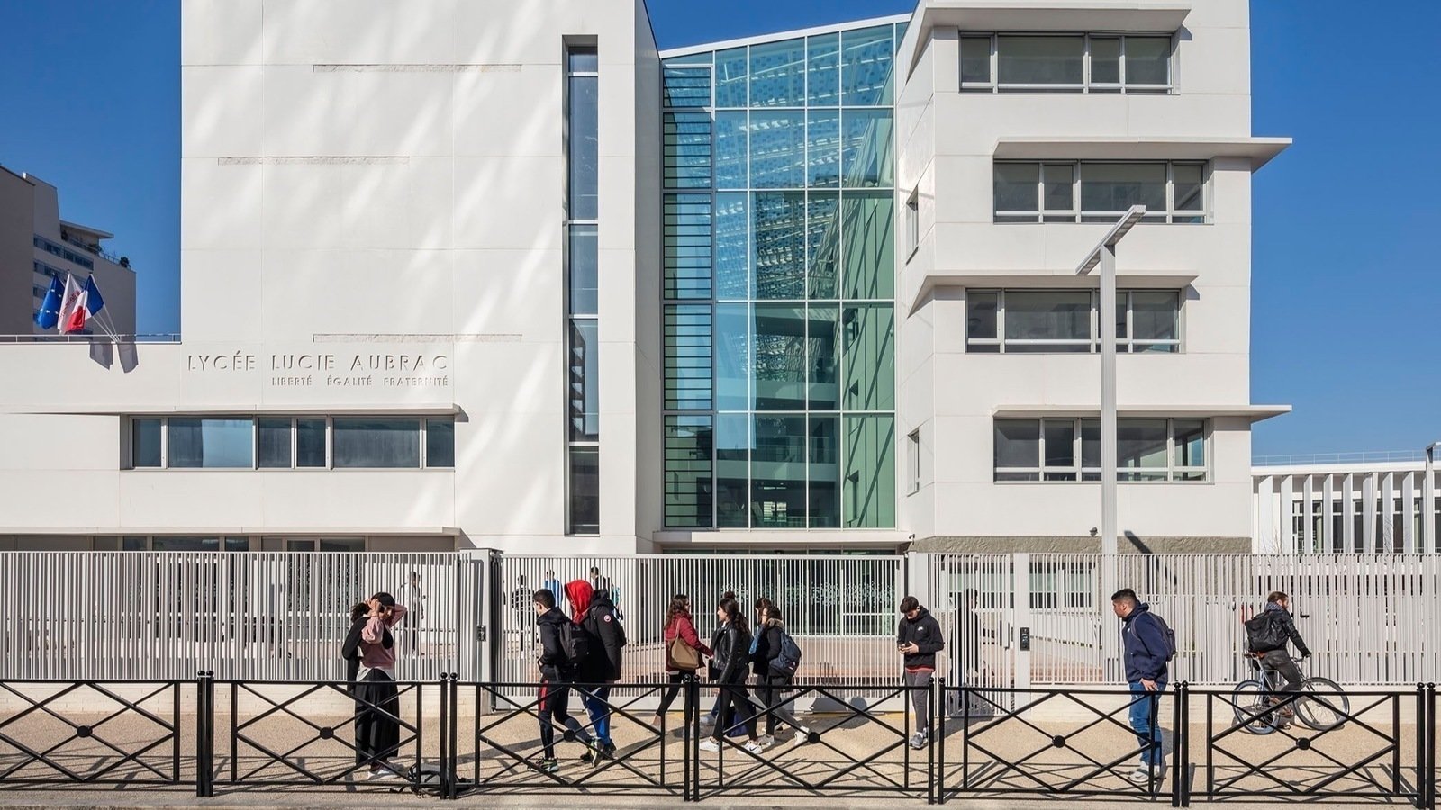 Pétition · Dites non au changement des entrées et sorties du lycée ...